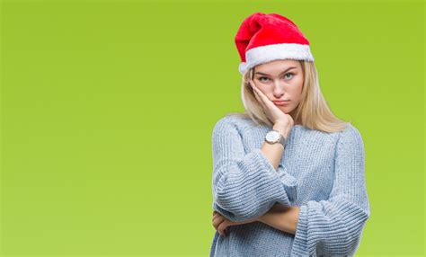 격리 된 배경 생각 찾고 있는 동안 크리스마스 모자를 쓰고 젊은 백인 여자는 피곤 하 고 교차 팔 우울증 문제 지 루 게으름에 대한 스톡 사진 및 기타 이미지 Istock
