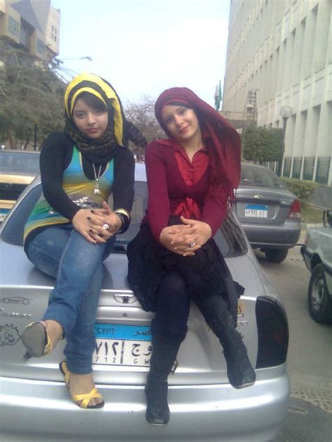 World Biggest Arab And Western Pictures Yard Two Cute Qatar Girls Sitting On Luxury Car