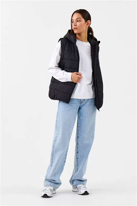 С чем носить женскую дутую жилетку 85 стильных фото 2022 2023