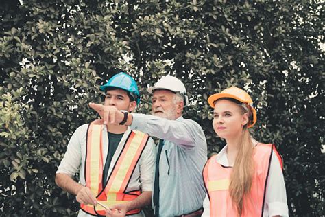 엔지니어와 건축가 작업 논의의 프로젝트 관리 팀 계획 그들의 프로젝트 비즈니스 건축 개념 프로젝트 관리에 대한 스톡 사진 및 기타 이미지 프로젝트 관리 가리키기 개념