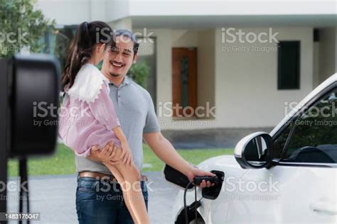 Ev 자동차와 가정용 충전소가 있는 아버지와 딸의 진보적인 개념 전기 자동차 대체 연료 자동차에 대한 스톡 사진 및 기타 이미지 전기 자동차 대체 연료 자동차 집