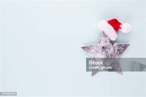 크리스마스 스타 파스텔 색 배경에 장식 크리스마스 또는 새해 최소한의 개념입니다 0명에 대한 스톡 사진 및 기타 이미지 0명 겨울 계절 Istock