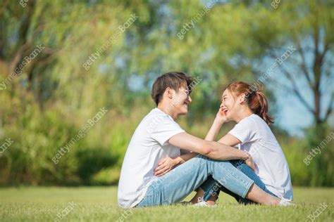 커플 인간관계 데이트 감성 이성커플 커플 한국인 동양인 인종 로맨스 컨셉 이성커플 마주보기 스킨십 밝은표정 행복 기쁨 컨셉 로맨틱