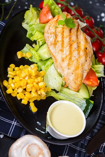 접시에 야채 체리 토마토 검은 고립 된 배경에 칼붙이 상단튀김 닭 가슴살 거짓말 건강한 식생활에 대한 스톡 사진 및 기타 이미지 건강한 식생활 고기 굽기 Istock