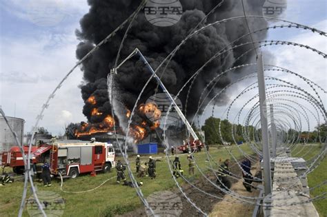 БТА Украинска атака с дронове причини щети в руска петролна база близо до Черно море осем