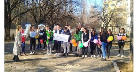 Ученици пишат гигантска медицинска бележка