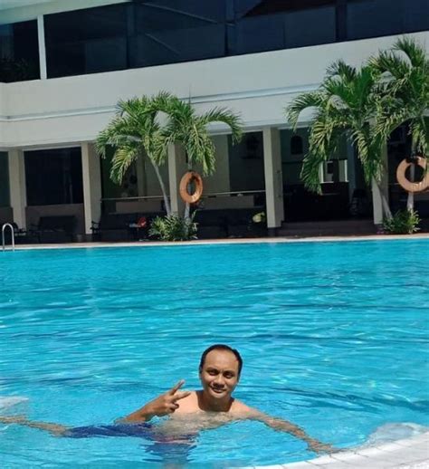 Ngintip Ganti Baju Di Kolam Renang