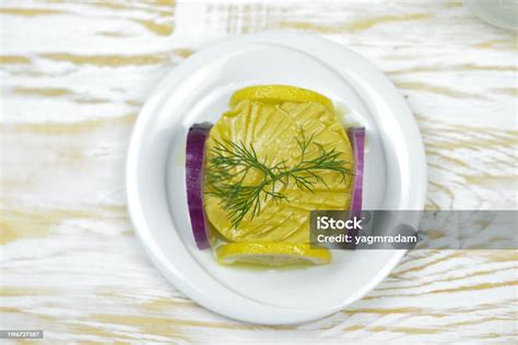 그리스 음식 간식 및 전채 배경 메제 자이로 튀긴 오징어 반지 수블라키 우조 생선 피타 그리스 샐러드 Tzatziki 페타 올리브와 야채의 구색 전통 그리스 요리 세트 0