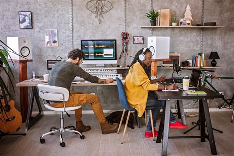 스튜디오에서 행복한 아프리카 여성 라디오 호스트 방송 20 29세에 대한 스톡 사진 및 기타 이미지 20 29세 Z세대 긍정적인 감정 표현 Istock