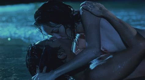 Голая Мэгги Кью в Naked Weapon