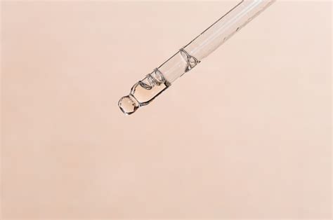 복사 공간이있는 일반 베이지 색 배경에 화장품을 클로즈업한 유리 드롭퍼 투명 하드웨어의 에센셜 오일 병에 대한 스톡 사진 및 기타 이미지 Istock