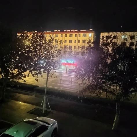 鑫华路沿街门店整夜灯火通明方便了自己却影响了别人谁来管 东段 地点 工程