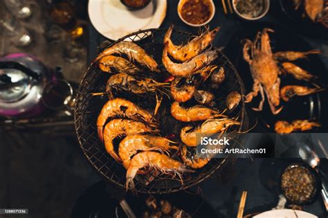해산물 뷔페의 해산물 레스토랑에서 숯 위에 구운 새우와 게 갈고리 발톱에 대한 스톡 사진 및 기타 이미지 갈고리 발톱 갑각류 게 Istock