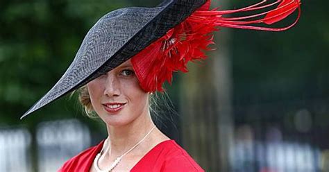 귀부인들은 왜 모자를 썼을까