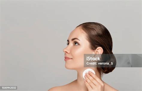 흰색 패드로 얼굴을 청소하는 여성 메이크업 화이트 화장품 면 패드를 제거 아름다운 소녀 화장품 패드와 얼굴 피부에서 메이크업을 벗고 행복한 미소 여성 페이스 스킨 케어 20