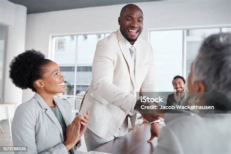 행복한 사업가 지원과 박수를 위한 회의 고용 또는 팀 온보딩을 위한 악수 및 성공 협업 악수 및 축하 승진 및 다양성 달성 25 29세에 대한 스톡 사진 및 기타 이미지