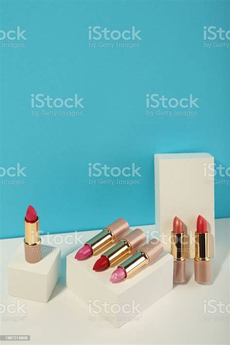 파란색 배경에 흰색 기하학적 연단에 다른 립스틱의 모형 브랜딩 및 패키징 프레젠테이션을 위한 배경 뷰티 및 메이크업 제품 컨셉 립스틱에 대한 스톡 사진 및 기타 이미지