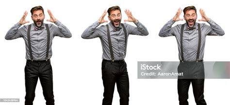 중 년 남자 수염과 나비 넥타이 행복 하 고 환호 하는 표현 와우 제스처 놀 감정에 대한 스톡 사진 및 기타 이미지 감정 개체 그룹 경외감 Istock