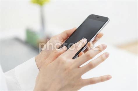 スマートフォンを操作する女性の手元 No 3126892｜写真素材なら「写真ac」無料（フリー）ダウンロードok