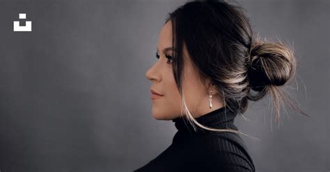 검은 드레스를 입은 임산부가 사진을 찍기 위해 포즈를 취하고 있다 사진 Unsplash의 무료 초상 이미지