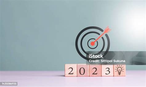다트 보드 올바른 목표로 이어지는 개념화 도전을 극복하는 사업의 목적을 포함하는 큐브 블록 목표를 향해 걷고 이기고 2023년에 대한 스톡 사진 및 기타 이미지 Istock