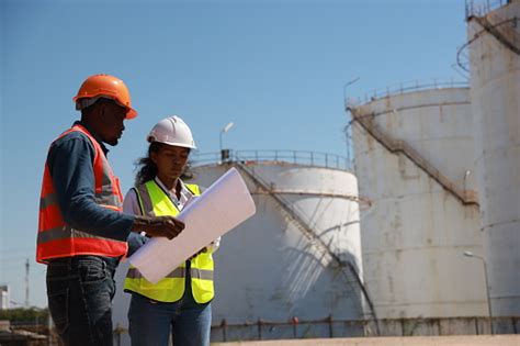 정유 공장의 다양한 엔지니어 노동자 화학 산업 관리자 노동자 석유 화학 공장 손으로 그림 공장 또는 다이어그램 2명에 대한 스톡 사진 및 기타 이미지 Istock