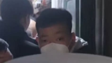 “往里面挤，别人也要回家！”火车上人满为患列车员被堵车厢寸步难行，乘客：3小时没上厕所了 凤凰网资讯 凤凰网
