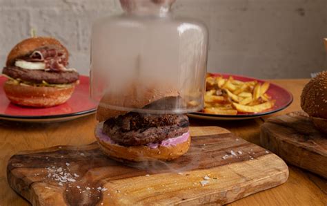 잭 다니엘의 나무 칩 잘게 썬 바베큐 돼지 고기와 나무 도마에 미국 샐러드 베이스와 맛있는 수제 훈제 굶주림 0명에 대한 스톡