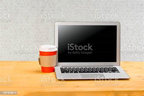 제품 디스플레이및 나무 테이블에 커피 한 잔을 위한 빈 화면이 있는 노트북 0명에 대한 스톡 사진 및 기타 이미지 0명 공란 노트북 Istock