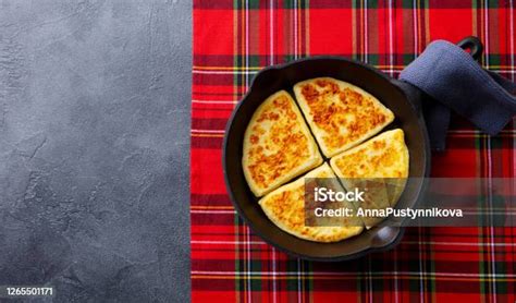 전통적인 스코틀랜드 타티 감자 스콘 주철 팬 격자 무늬 패브릭 냅킨 배경 공간을 복사합니다 맨 위 보기입니다 감자 요리에 대한 스톡 사진 및 기타 이미지 Istock