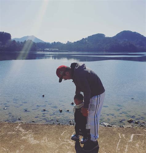 Dongsun 아빠 아들 바다 세상 가족 어느날 걸음마 용기 승빈아 아빠가 가능한 많은길을 같이갈께 마땅히 행할 길을 아이에게 가르치라 그리하면 늙어도