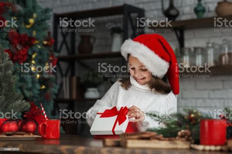 메리 크리스마스와 새해 복 많이 받으세요 2023 행복 한 여자는 빛의 배경에 선물을 엽니 다 8 9 살에 대한 스톡 사진 및 기타 이미지 Istock