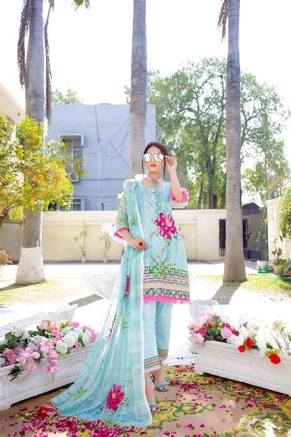 Pose Frontal De Chica Hermosa Caliente Con Joyas De Vestido Desi Y