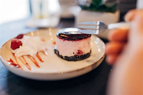 커피숍에서 케이크를 먹는 알아볼 수 없는 남자 케이크의 클로즈업 30 34세에 대한 스톡 사진 및 기타 이미지 30 34세 거품 내기 과일 Istock