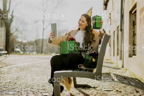 생일을 축하하고 선물을 풀고 친구들과 화상 통화를하는 행복한 젊은 여성 생일에 대한 스톡 사진 및 기타 이미지 생일 야외 화상 통화 Istock