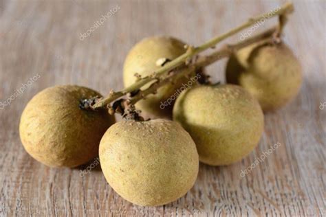 Longan en almíbar y hoja de pandan sobre fondo de madera Postre tailandés tradicional 2022