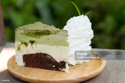 달콤한 말 차 녹차 케이크와 나무 접시에 차 잎으로 장식 된 위 핑 크림 0명에 대한 스톡 사진 및 기타 이미지 0명