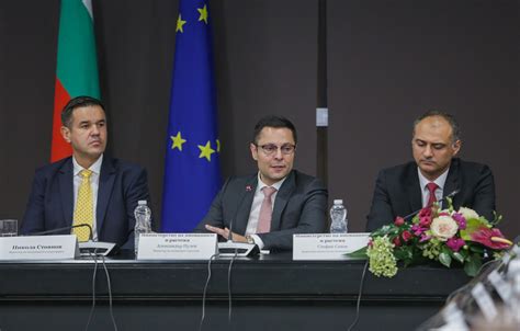 Министърът на икономиката и индустрията Никола Стоянов ляво министърът на иновациите и