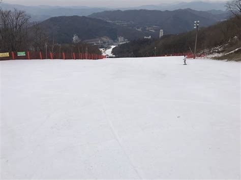 보드문 20210225 휘팍 밤사이 슬로프가 다 얼었어요 아직 별로 녹지 않은 상태라고 해요 Facebook