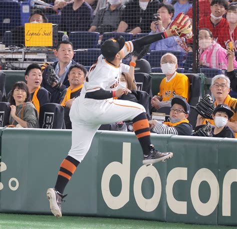【巨人】通算500打点に王手の岡本和真、7回に超美技エキサイトシートのフェンスに足をかけてキャッチ スポーツ報知