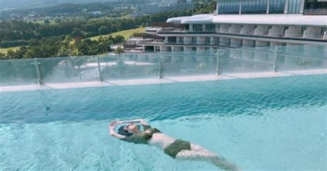 나비 화보 같은 모닝 수영 비키니 몸매 이 정도