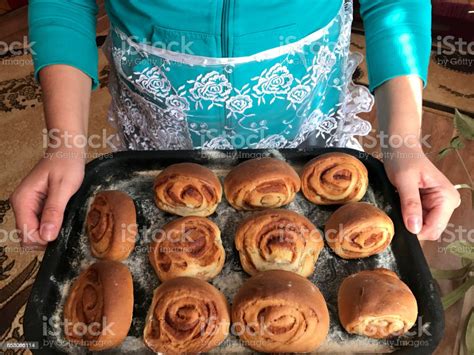 집에서 계 피와만 두의 준비입니다 앞치마에 여자 찬 롤 베이킹 트레이 보유 하고있다 갈색에 대한 스톡 사진 및 기타 이미지 갈색 계피 곡초류 Istock