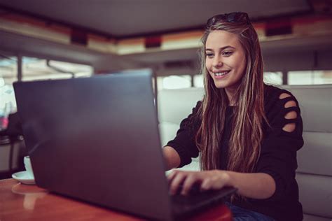 아름 다운 여성의 서핑 네트 그녀의 좋아하는 카페에서 노트북 컴퓨터에 웃 고 기업 재무와 산업에 대한 스톡 사진 및 기타 이미지 기업 재무와 산업 노트북 노트북