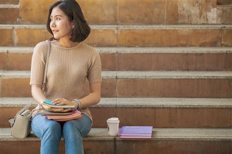 아름 다운 아시아 여성 대학생 그녀의 책과 야외 서 커피 한 잔 들고 사람 고등학교 프로그램 스마트 십 대 개념을 학습 하는 교육 공부에 대한 스톡 사진 및 기타 이미지