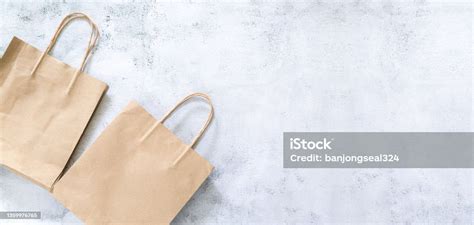 갈색 배경에 녹색 잎이 있는 재활용 종이 쇼핑백 제로 폐기물 플라스틱 무료 개념 환경 보호 지속 가능한 라이프 스타일 쇼핑백에 대한 스톡 사진 및 기타 이미지 Istock