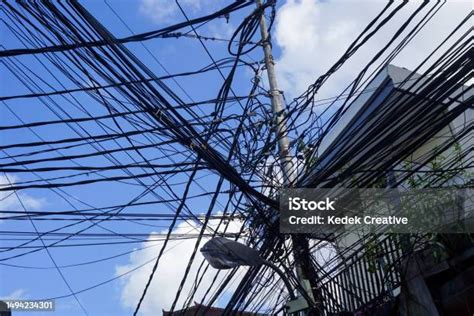 전선과 케이블의 어수선함 모든 거리의 케이블과 전선의 혼돈 0명에 대한 스톡 사진 및 기타 이미지 0명 거리 건설 산업 Istock