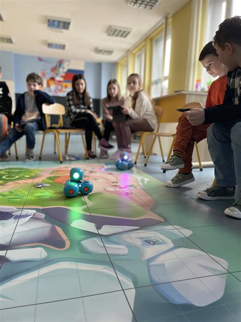 Grade Learning To Code In Their IT Lesson Klasa Programuje Podczas Lekcji Informatyki