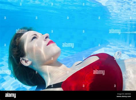Junge Schöne Frau Im Bikini Schwimmen Und Tauchen Unter Wasser Im Pool Mit Spaß Für Erfrischend