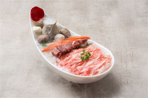 얇게 썬 쇠고기와 쇠고기 미트볼을 접시에 담고 중국식 전골 반찬 재료 실내 샷 건강한 식생활에 대한 스톡 사진 및 기타 이미지