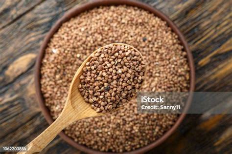 나무 배경에 점토 판에 원시 메 밀 가루 접시에 나무 숟가락 0명에 대한 스톡 사진 및 기타 이미지 0명 갈색 개체 그룹 Istock